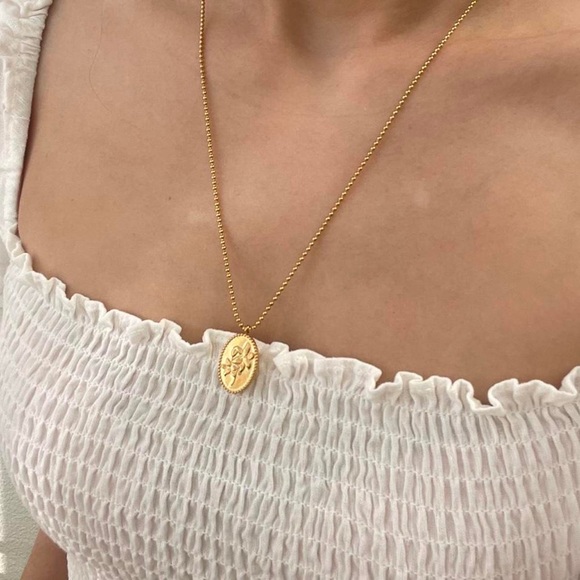 Jewelry | Closing Sale18k Gold Oval Lily Necklace | Poshmark